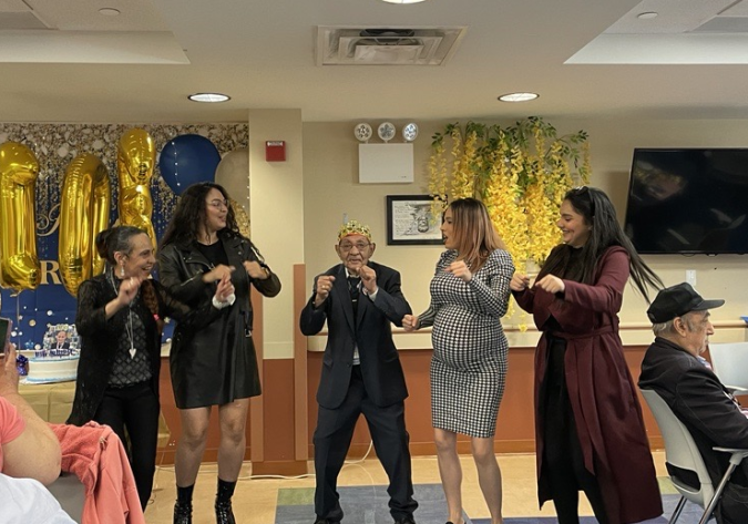 Un quisqueyano que recibe apoyo del CenterLight Healthcare PACE celebra ...