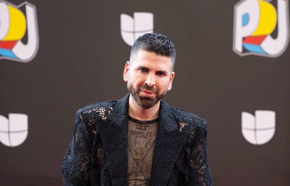 El look de encaje de Jomari Goyso en Premios Juventud 2024 - El Diario NY