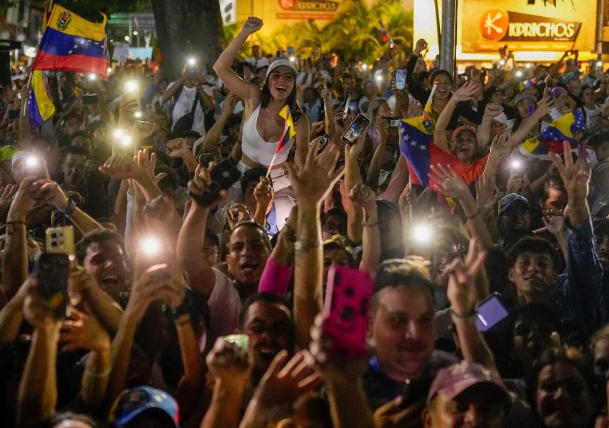 Viajaron desde Argentina a Venezuela para votar: "Si Maduro gana, nos ...
