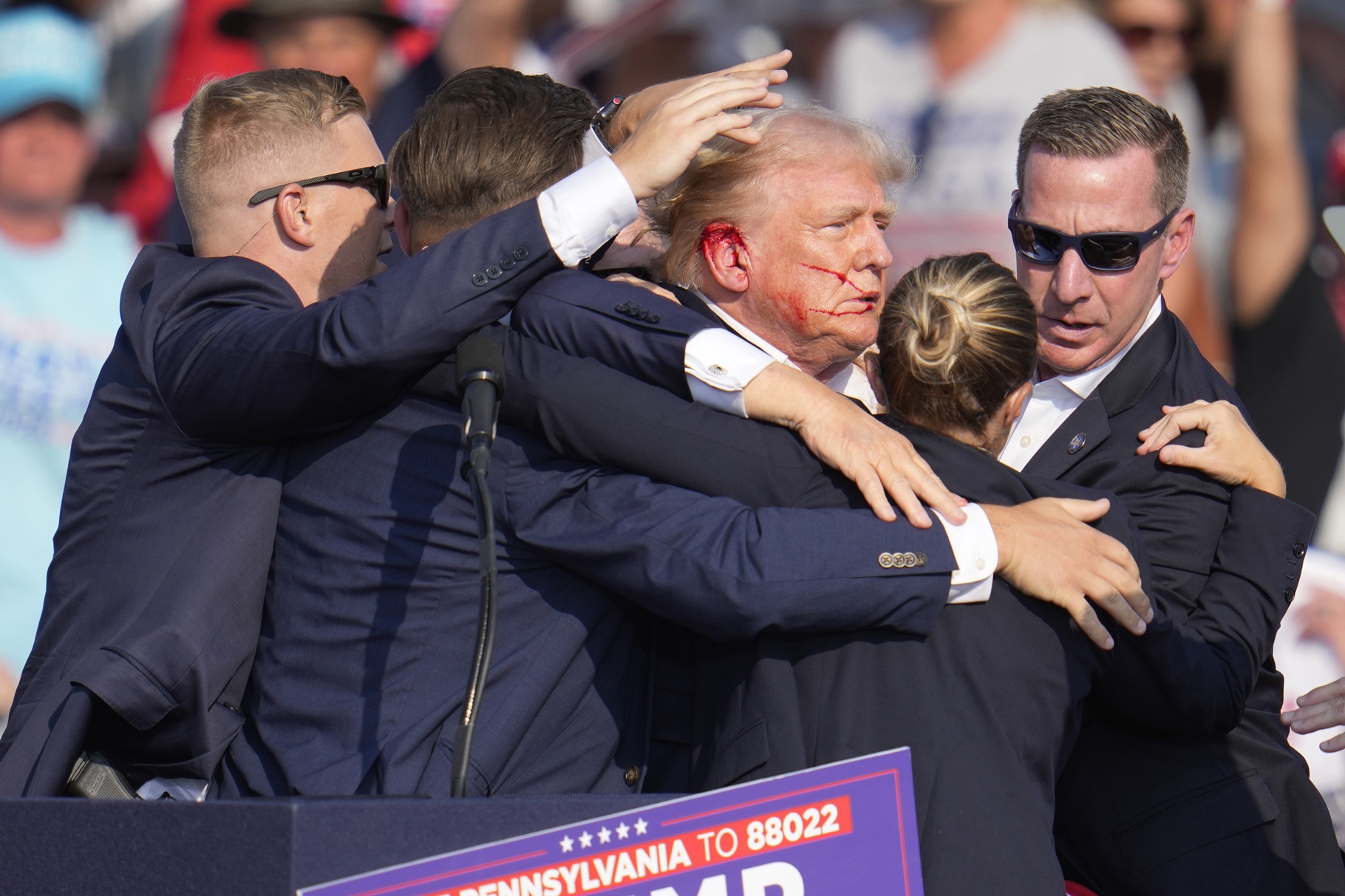 Qué hizo que Donald Trump se moviera antes de que una bala pasara cerca ...