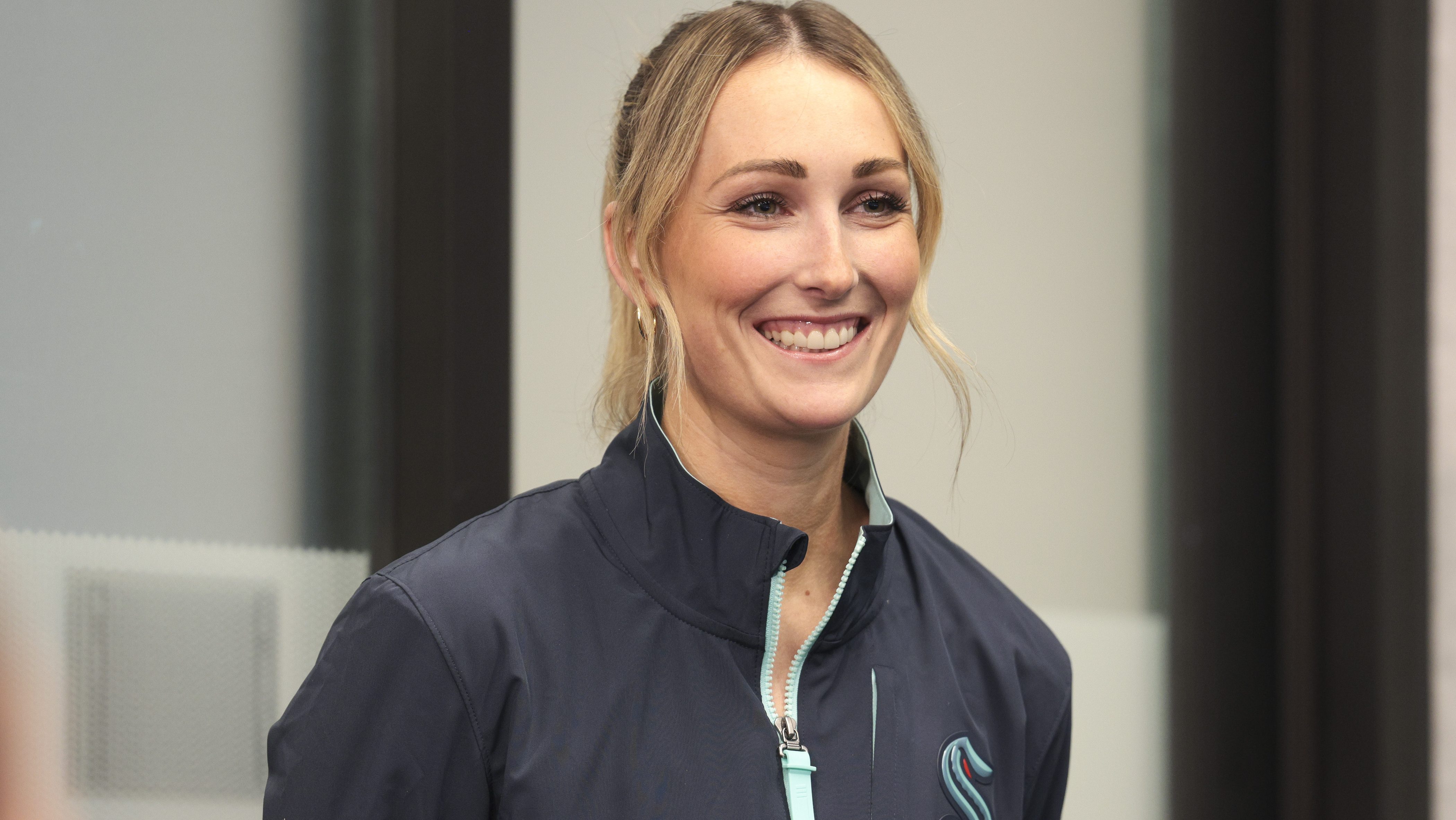 Historia en la NHL: Jessica Campbell se convierte en la primera coach ...