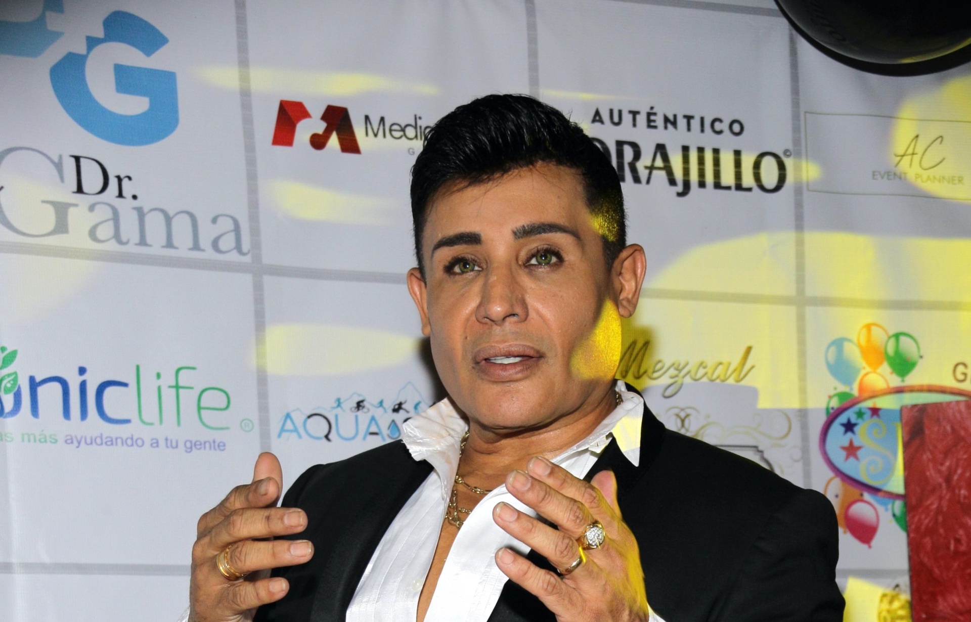Luego de salir de Los 50, El Divo besó a Chiky Bombom - El Diario NY