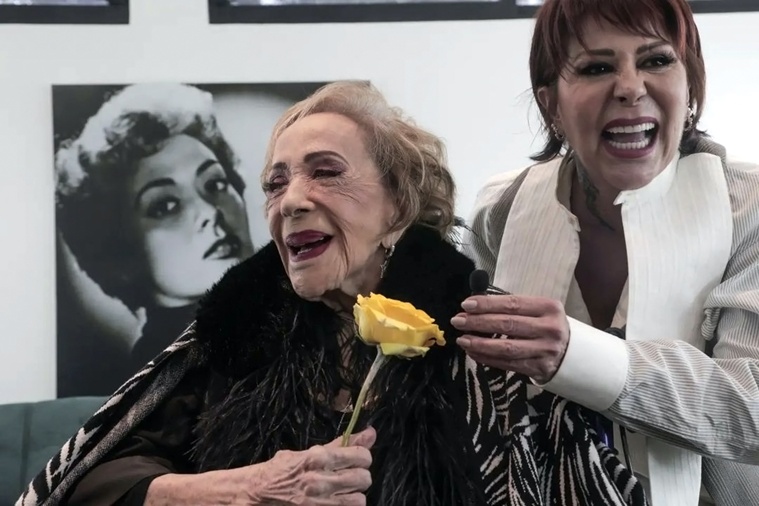 Alejandra Guzmán dedica mensaje a su madre Silvia Pinal en concierto ...