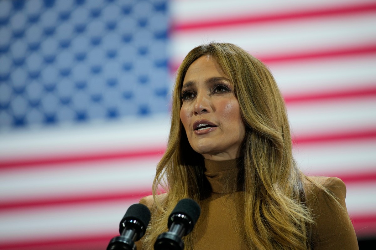 Jennifer López dona parte de su ropa a las víctimas de los incendios en ...