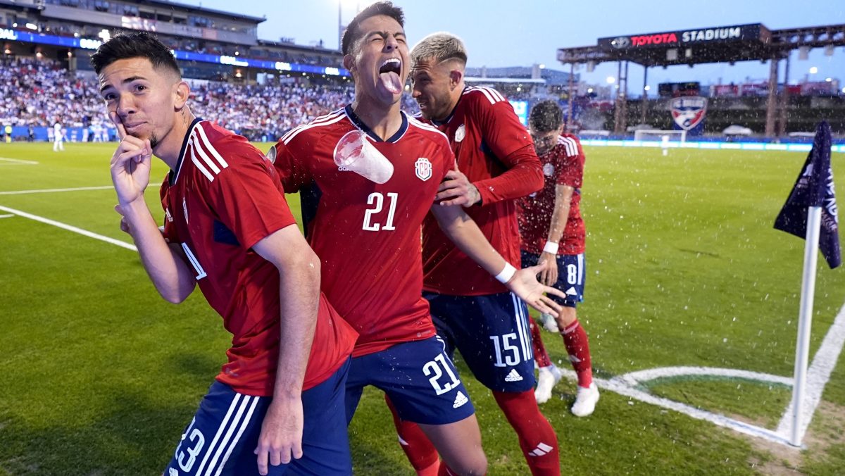 Polémica en Costa Rica: futbolista besa a su rival en la boca en medio ...