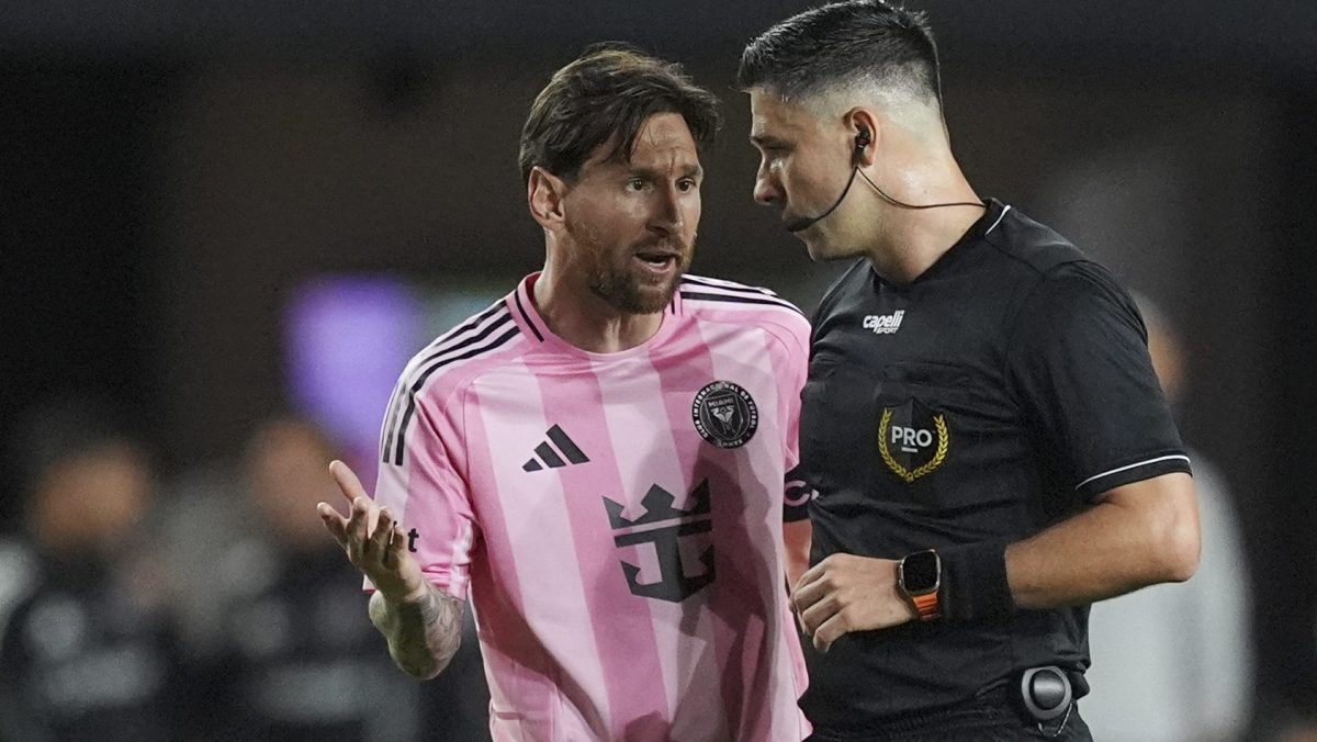 Agresión a jugador y menosprecio al árbitro: el viral show de Messi ...