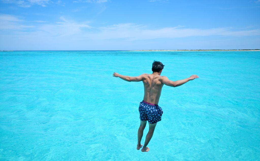 La ciencia detrás de los diferentes colores del agua en diversas ...