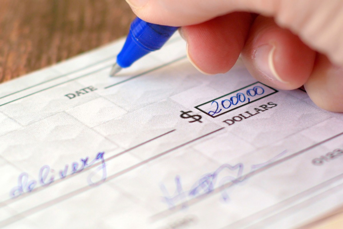 Cómo detectar, evitar y denunciar estafas con cheques falsos - El Diario NY
