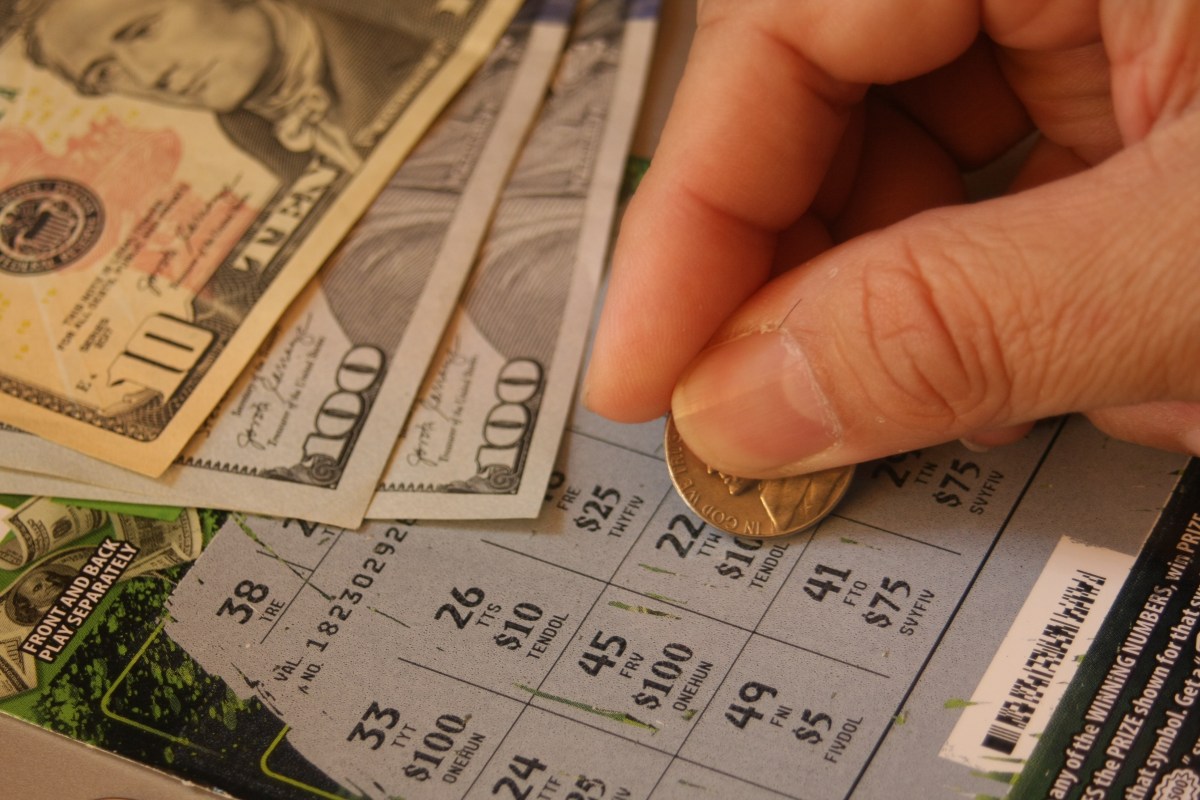 Mujer gana $500,000 con raspaditos gratuitos - El Diario NY