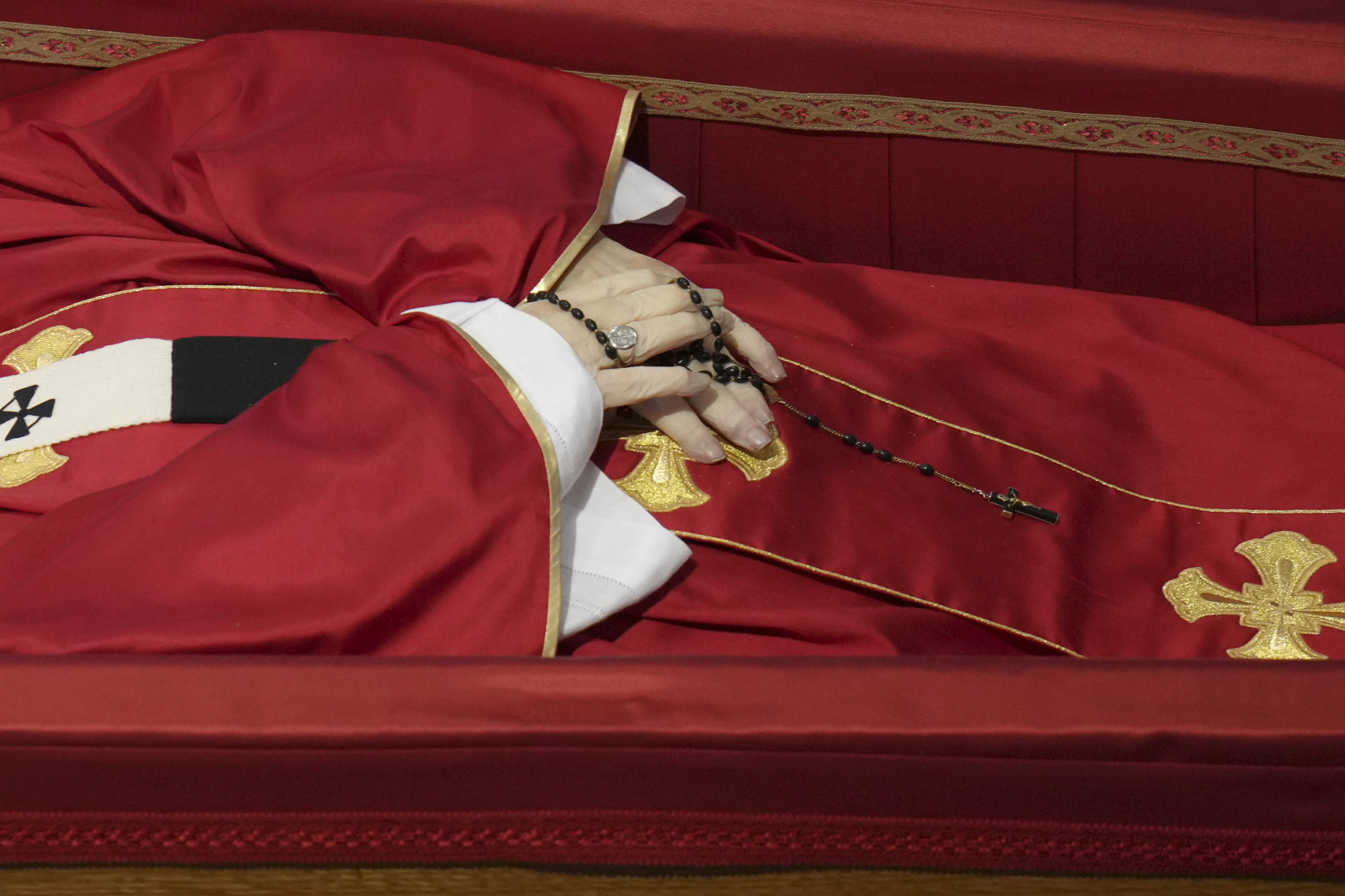 Tumba del papa Francisco estará en el suelo y se producirá su crucifijo ...