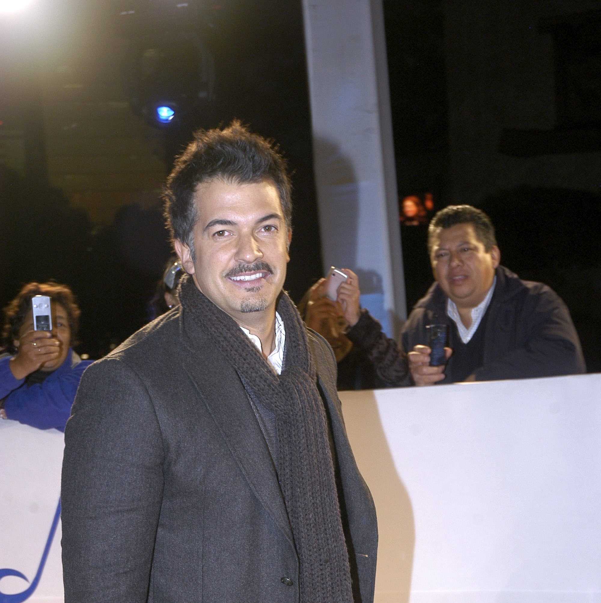 Anna Ferro lanza cenizas de Fernando del Solar al mar y causa polémica ...