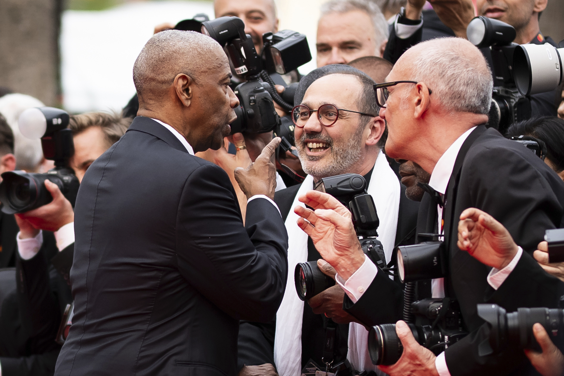 VIDEO: Denzel Washington enfrenta a fotógrafo en el Festival de Cine de ...
