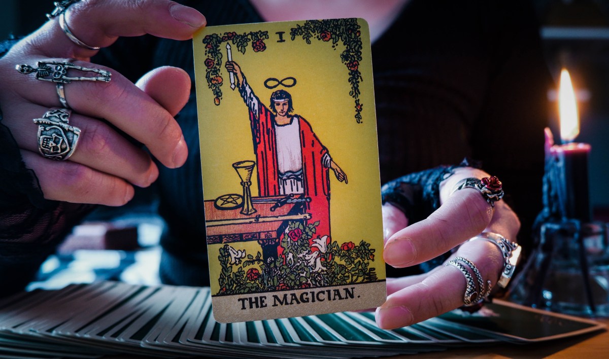 Qué significa la carta de El Mago en el tarot: simbolismo, número y ...