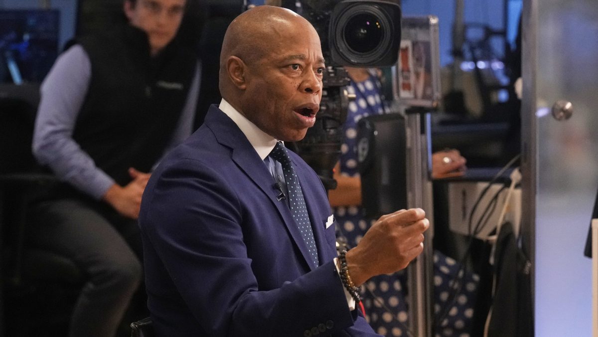 Juez rechaza demanda de Adams por financiamiento de campaña y niega $3. ...