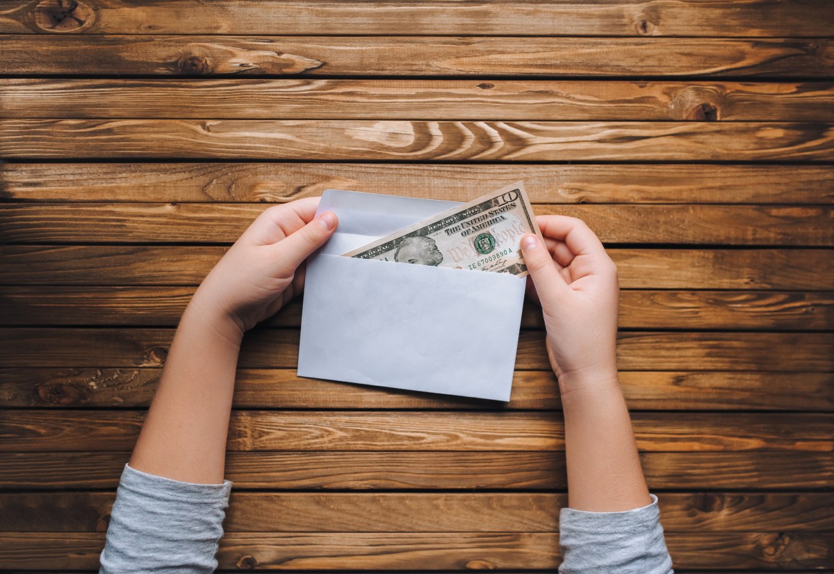 8 estados darán cheques y reembolsos en 2025 - El Diario NY
