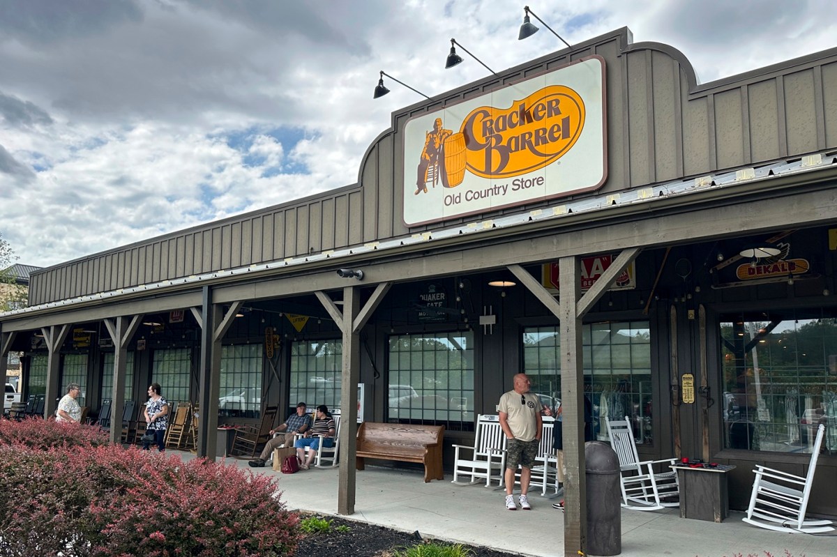 Cracker Barrel retrocede: adiós al nuevo logotipo tras críticas y ...