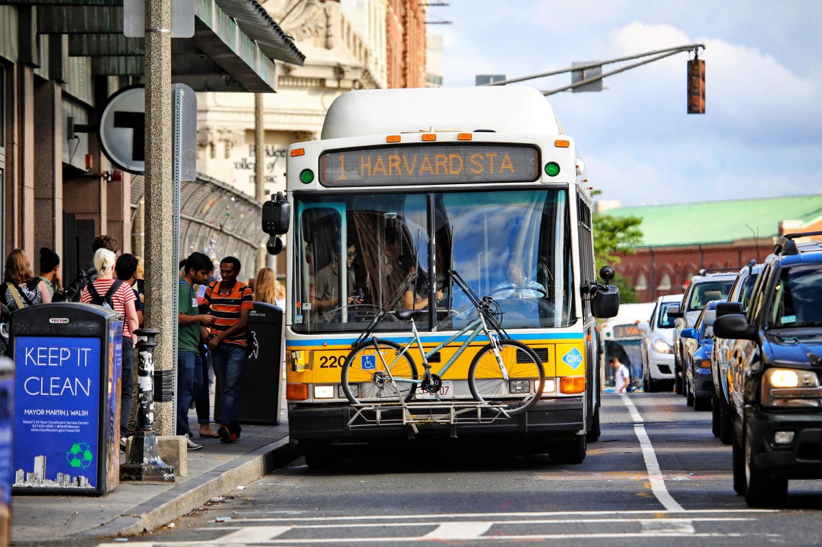 Indignación por agresión a mujer mayor en autobús de Boston - El Diario NY