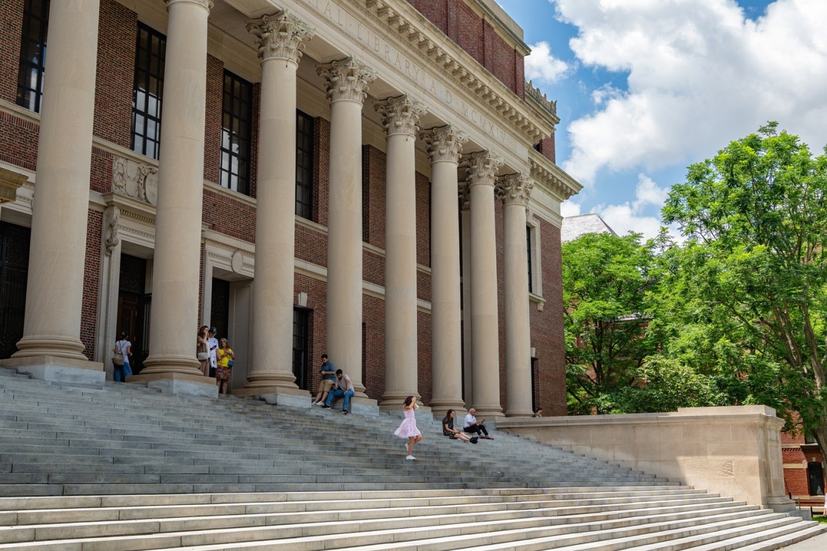 Fraude en Harvard: Exalumno defrauda más de $4 millones a sus colegas ...