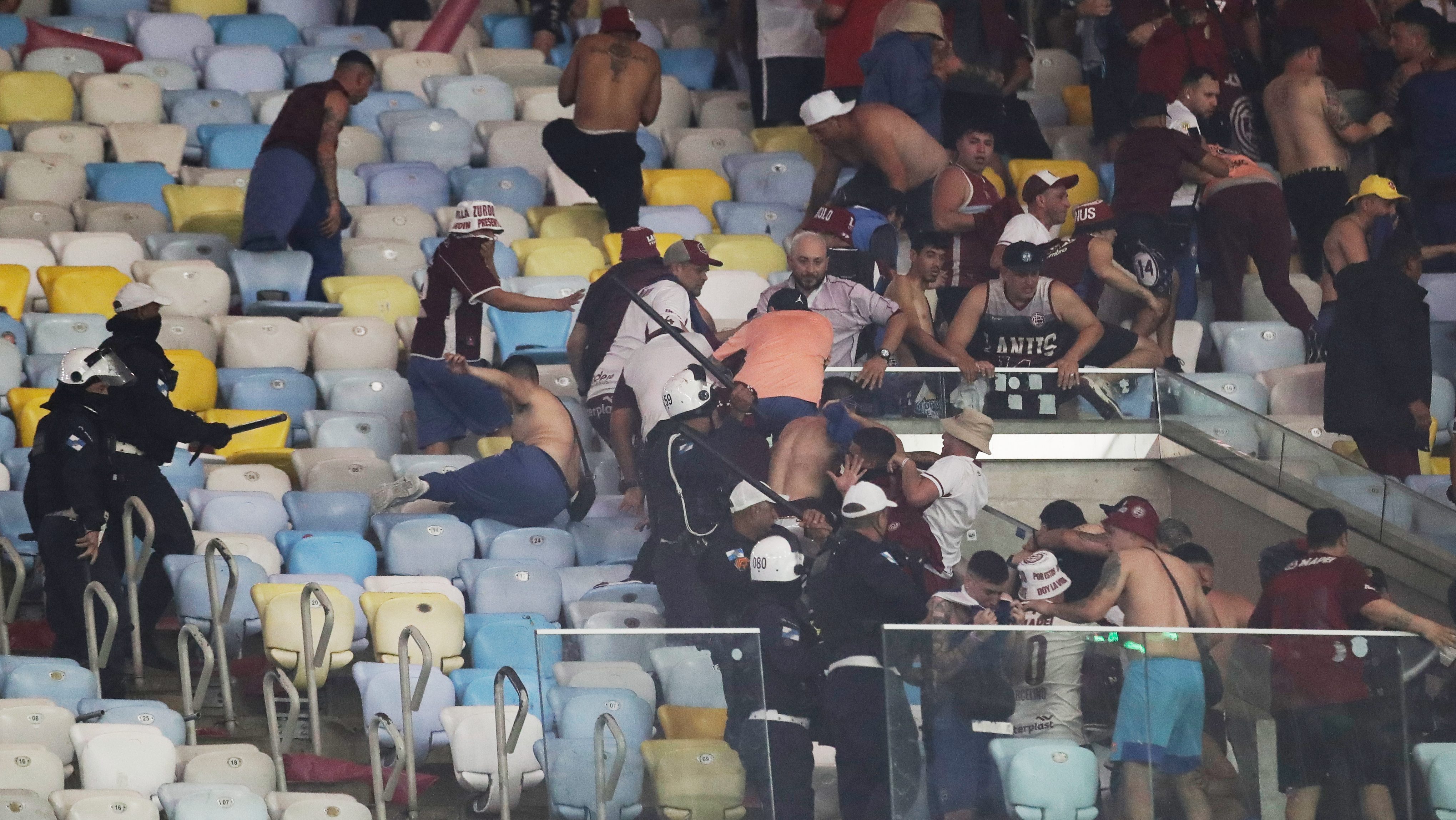 Caos en la Copa Sudamericana: fans de Lanús pelearon con la Policía en ...