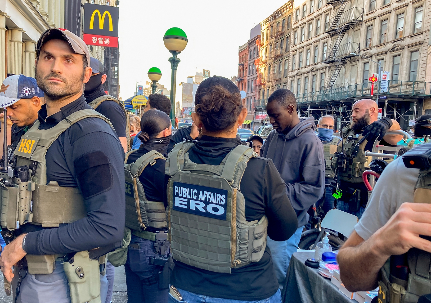 DHS defendió la redada de ICE en Manhattan y acusó de violentos a los ...
