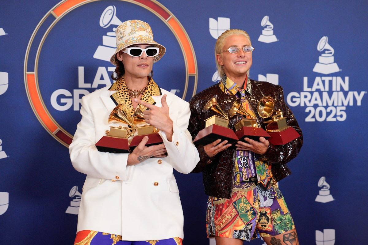 Ca7riel y Paco Amoroso queman sus premios Latin Grammy en su nuevo ...