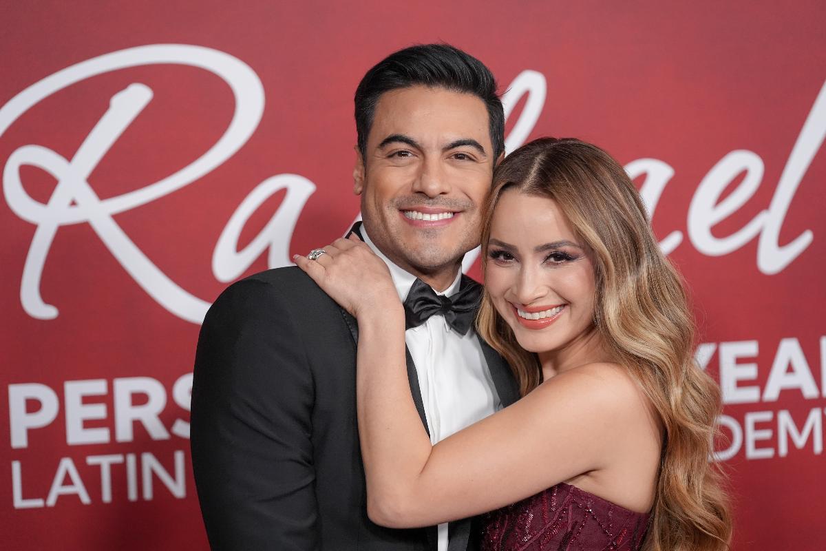 Latin Grammy 2025: Carlos Rivera y Cynthia Rodríguez derrochan amor en ...