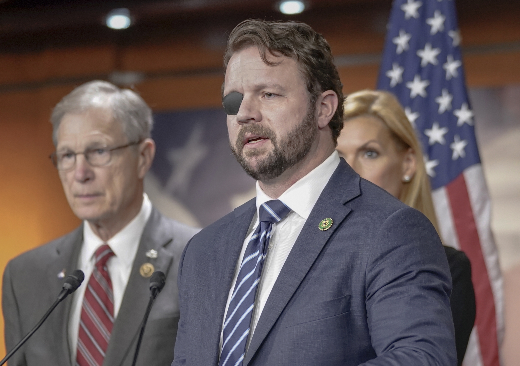 CIA alertó por “comportamiento inapropiado” del congresista Dan Crenshaw durante visita oficial ...