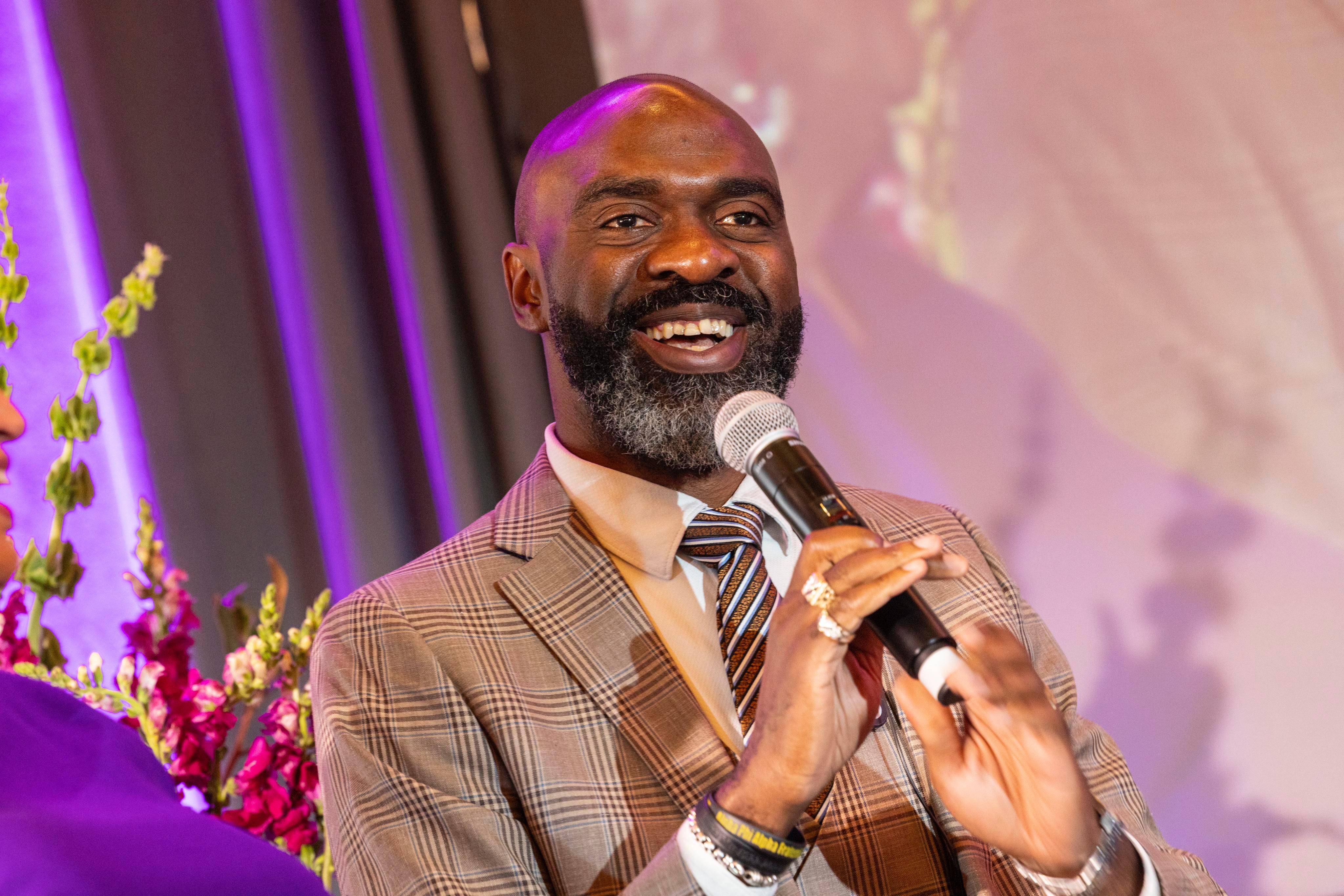 (Entrevista en video) Michael Blake y su campaña por el escaño de ...