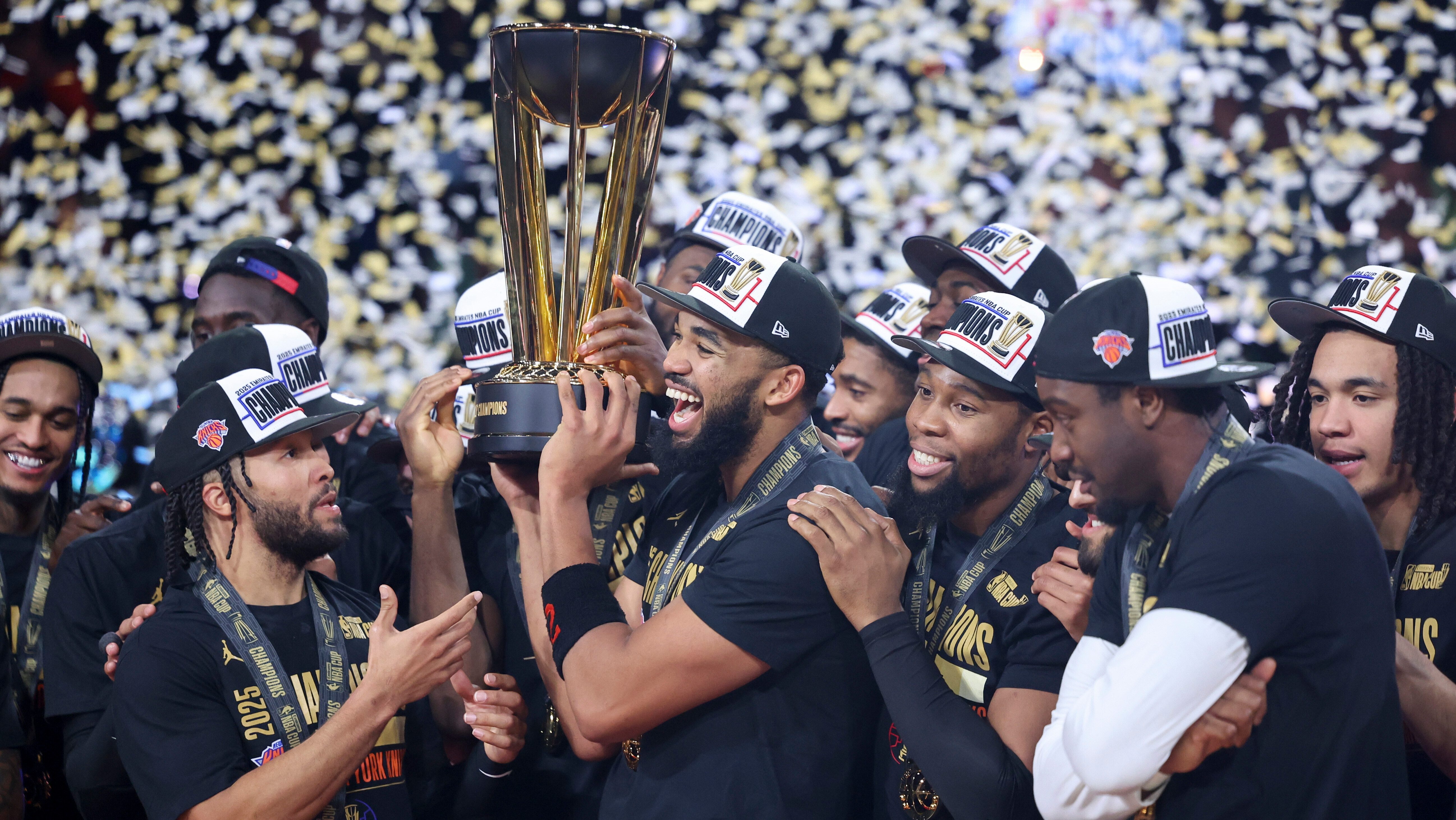 Medio siglo después, los New York Knicks vuelven a ganar un torneo de ...