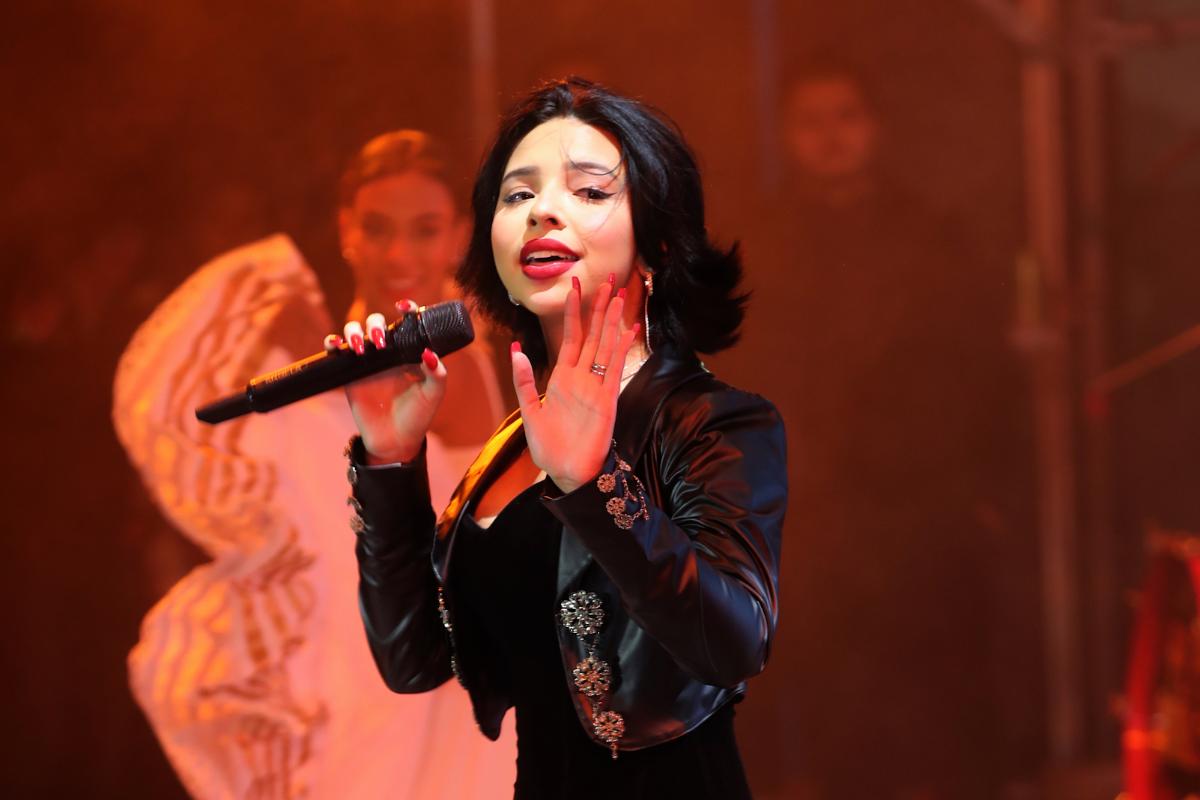 Ángela Aguilar se arrodilla en concierto y agradece a su público en ...