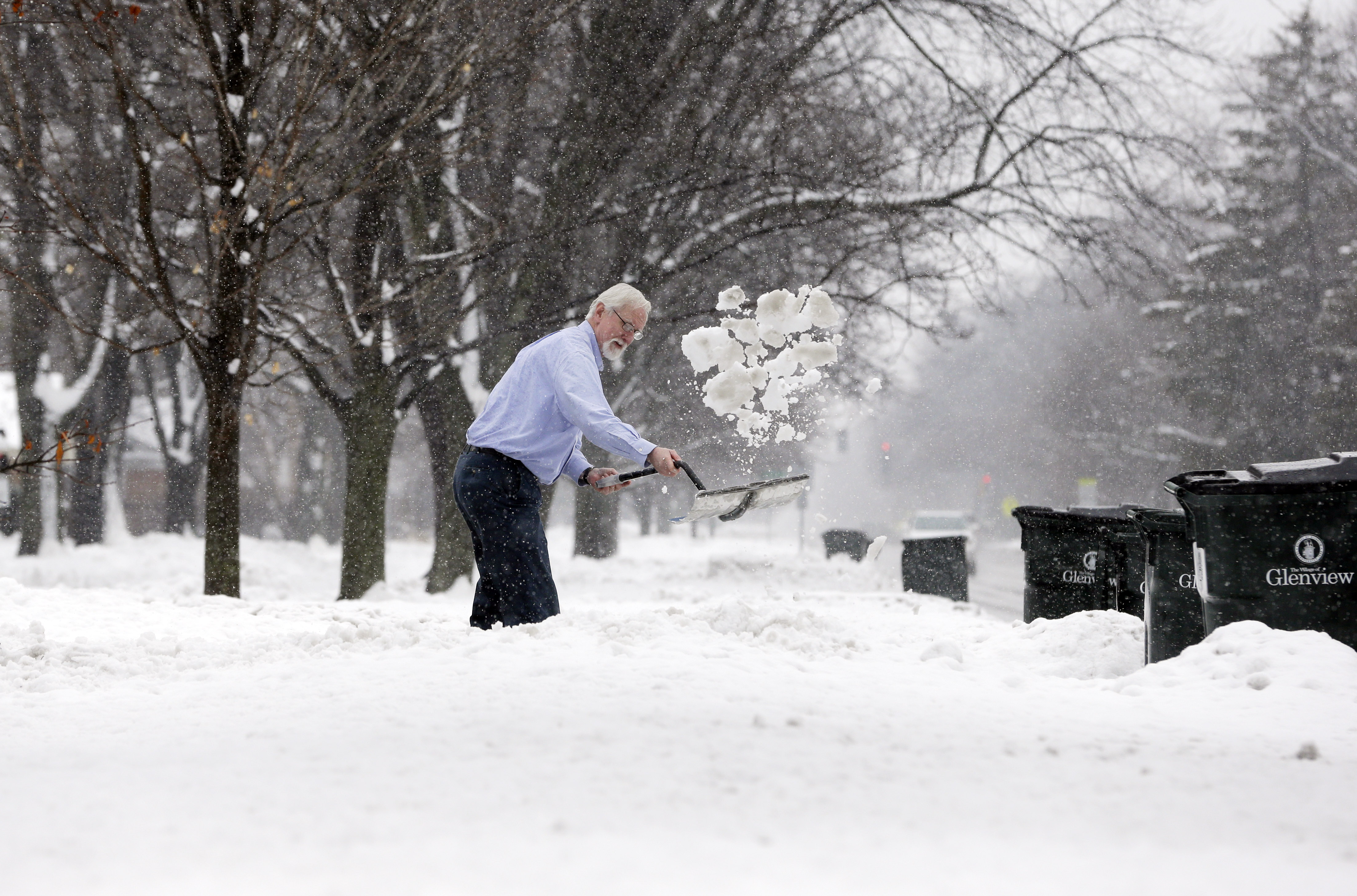 Cuidado al palear nieve: riesgos para la salud que debes conocer - El ...