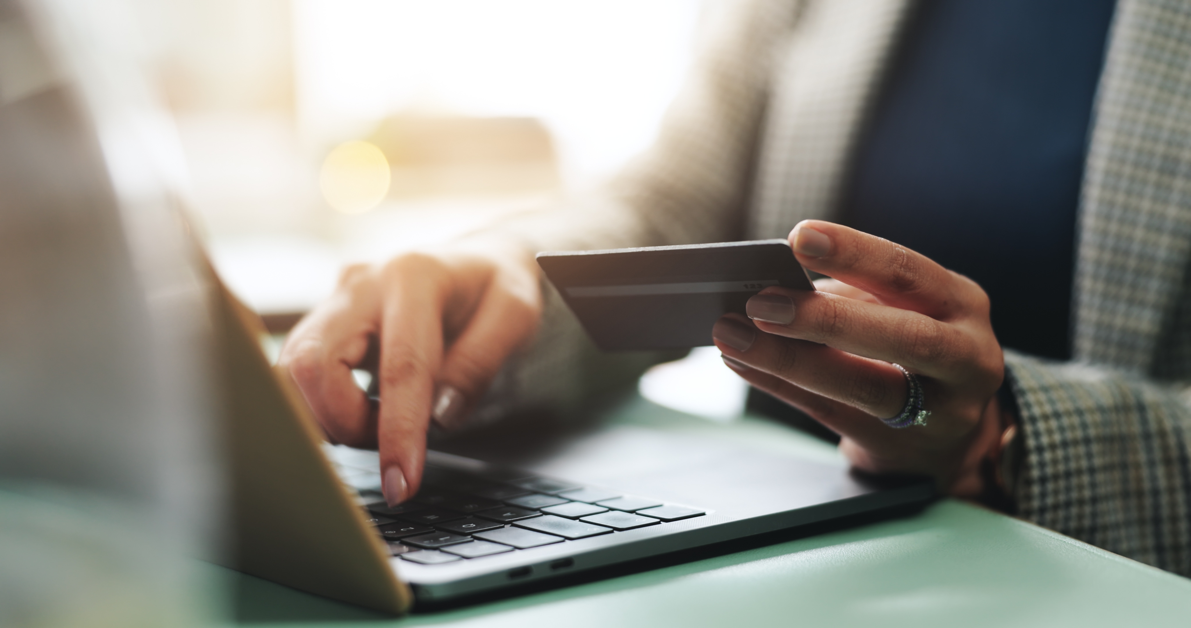5 compras que siempre debes hacer con tarjeta de crédito, según ...