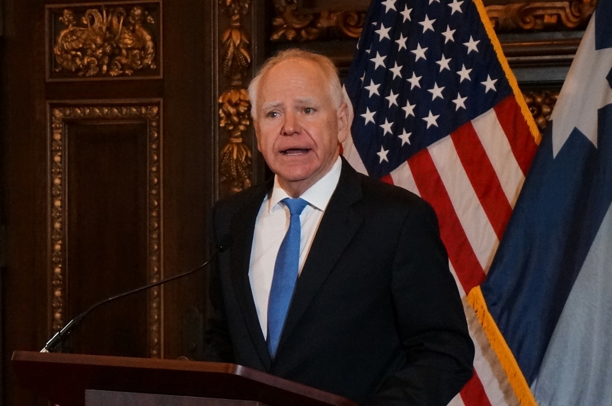 DHS acusa a Tim Walz de no cooperar con ICE para procesar a más de ...