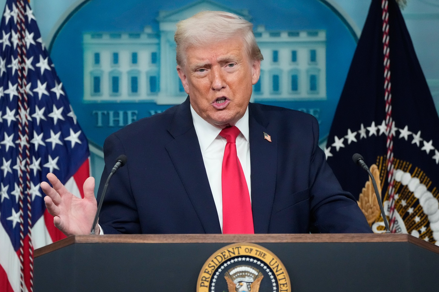 Trump olvida su promesa de cheques directos por aranceles de $2,000 ...