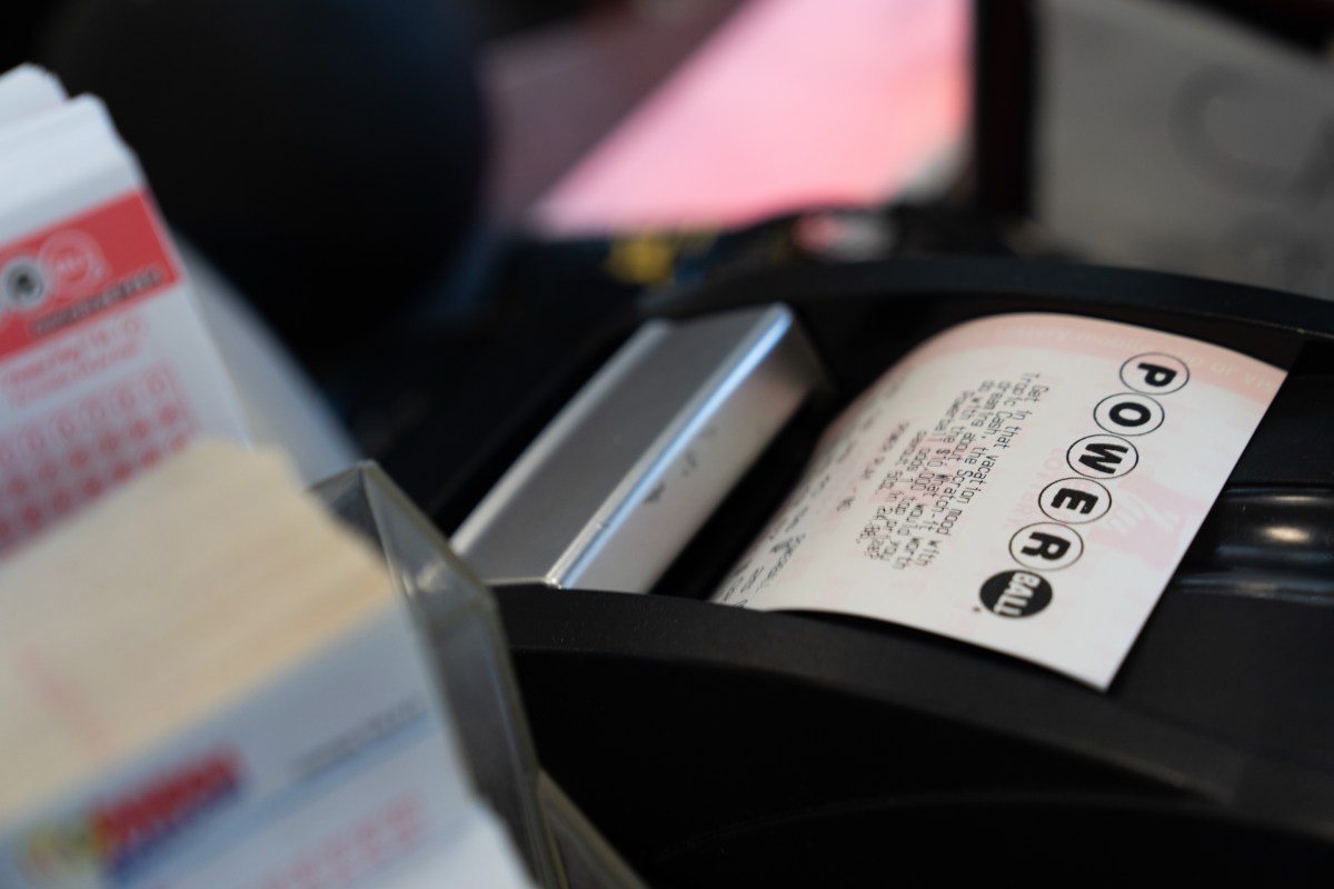 Olvidó un boleto de Powerball en su billetera y descubrió meses después ...