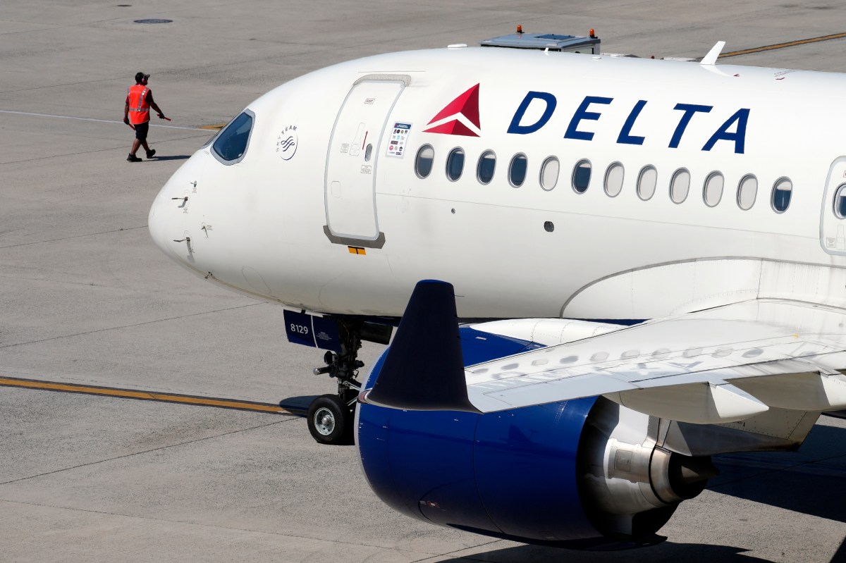 Vuelo de Delta regresa a Houston tras incidente con pasajero violento ...
