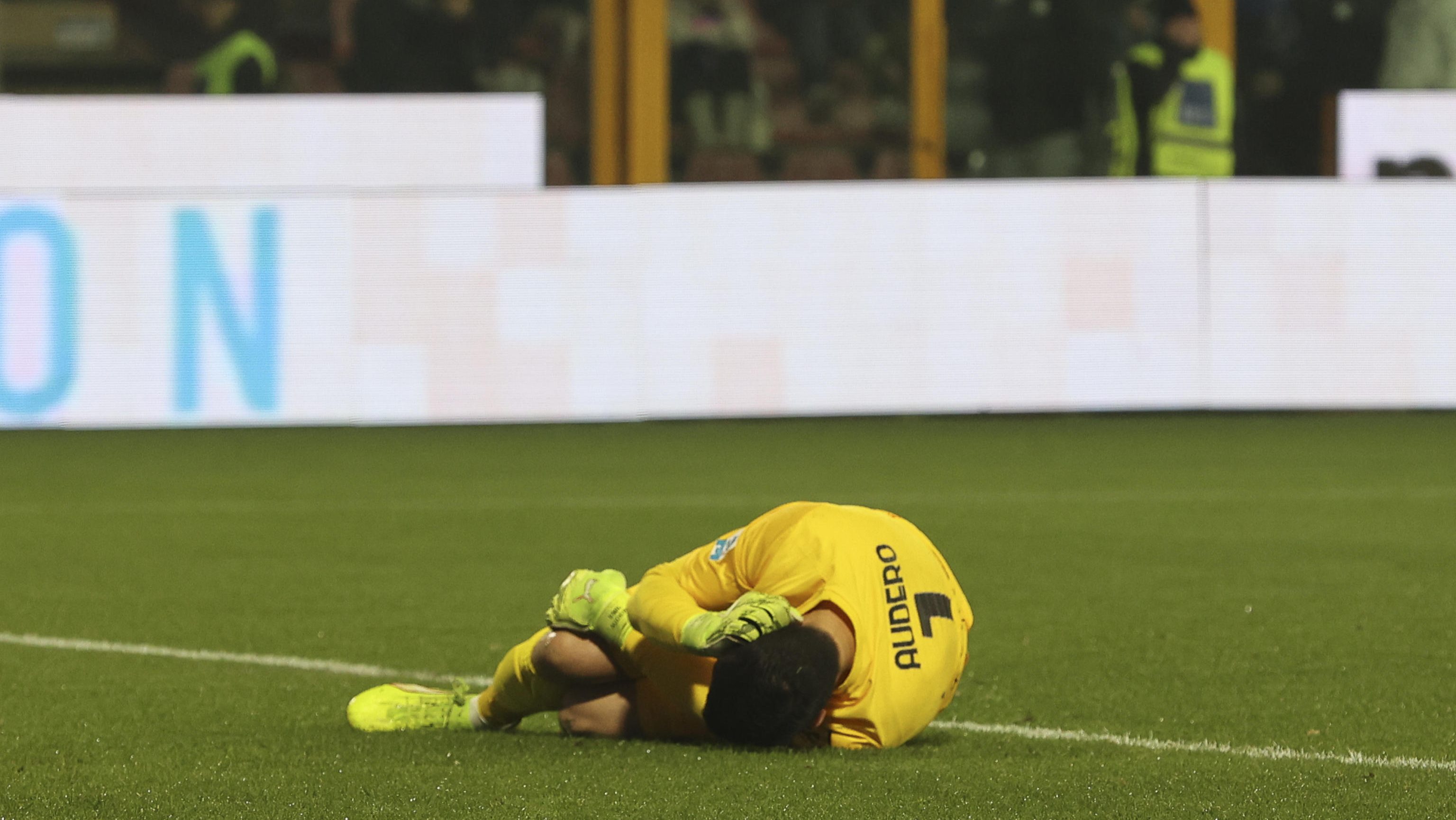 Fans lanzan bomba durante partido del Inter de Milán y hieren a portero ...