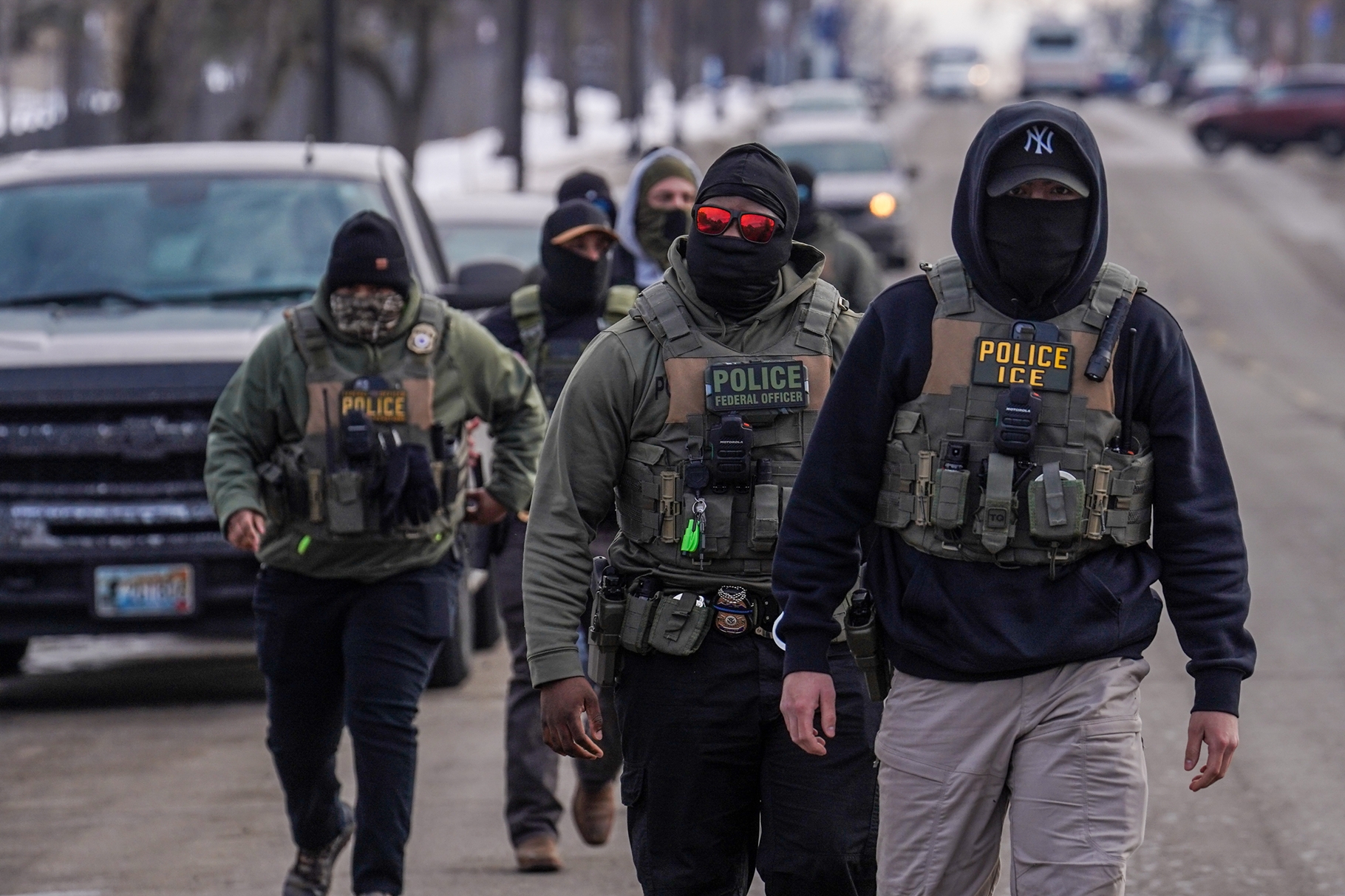 ICE estaría usando disfraces de trabajadores para vigilar y detener ...