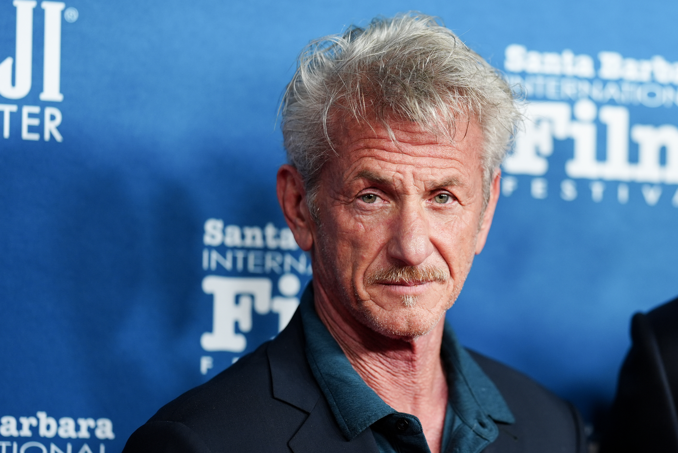 Sean Penn recibe un Oscar simbólico en Ucrania hecho con un vagón de ...