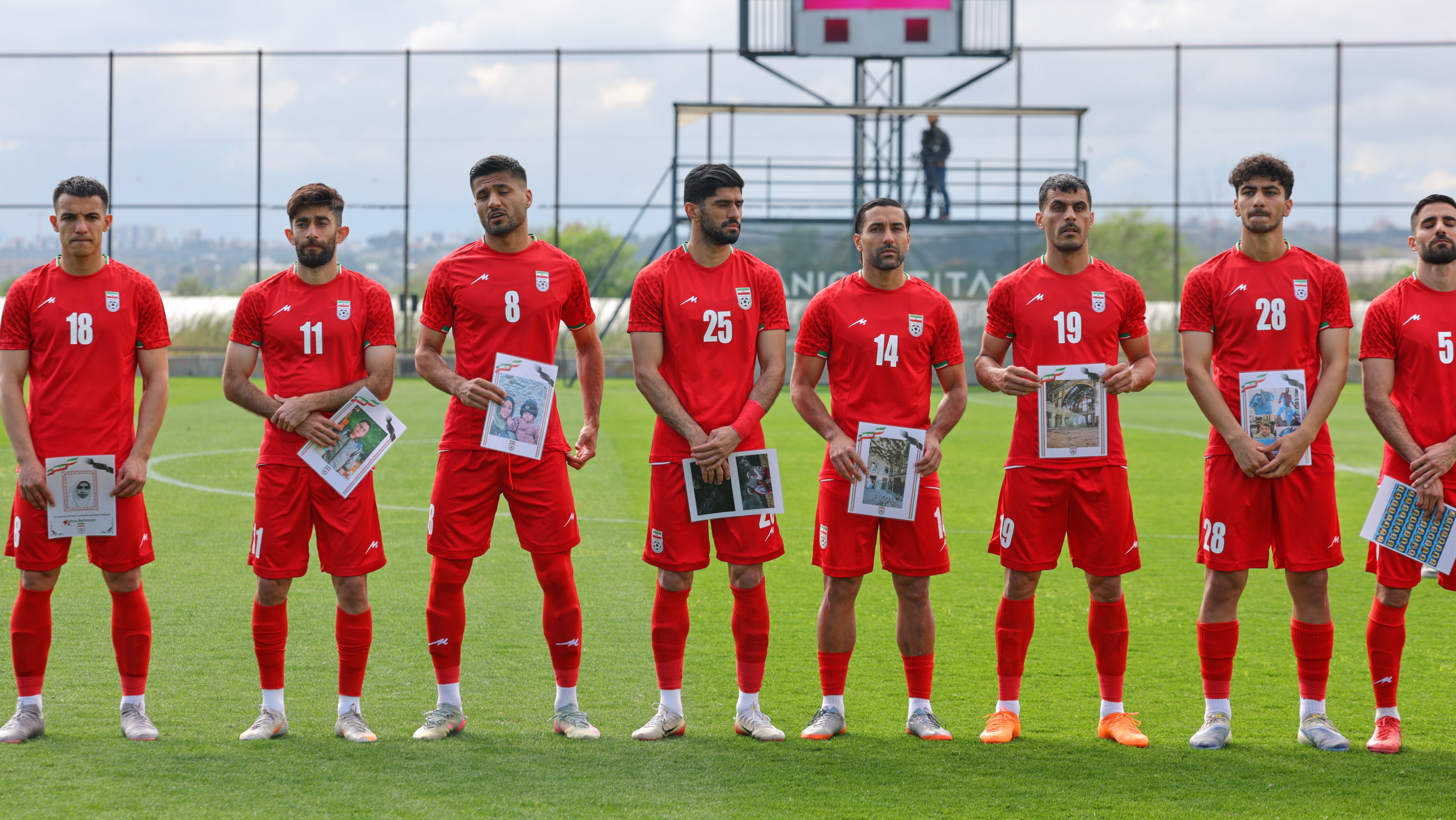 Futbolistas de Irán posaron con fotos de niños muertos por la guerra en ...