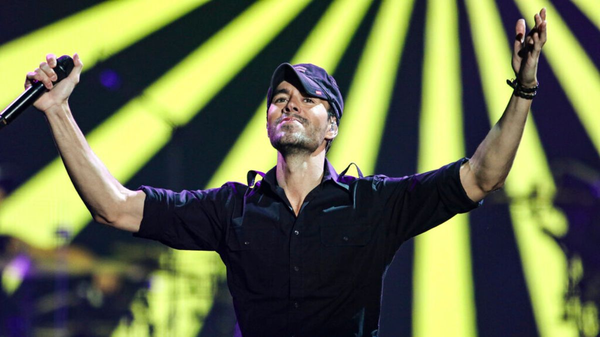Los recientes besos polémicos y públicos de Enrique Iglesias - El Diario NY