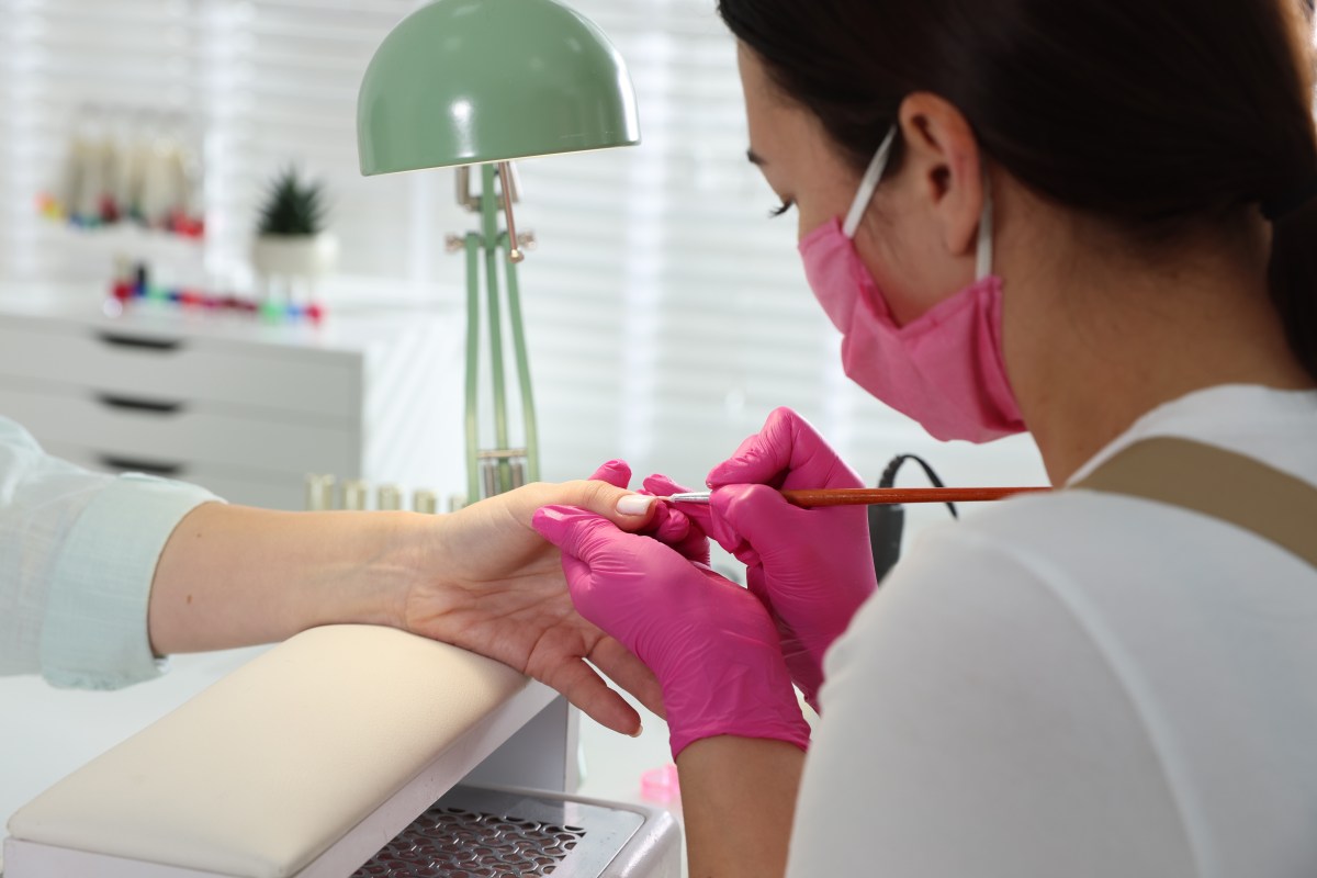Cuánto gana una manicurista en Nueva York: salario por hora más ...