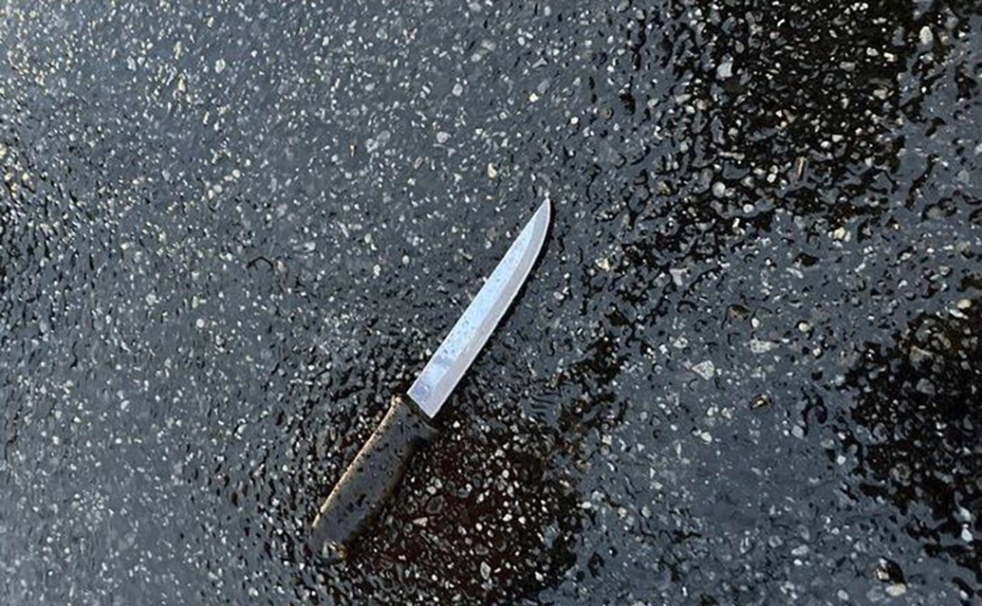 NYPD busca a hombre que apuñaló al azar a una anciana mientras esperaba ...